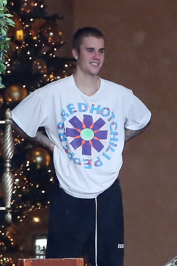 EXCLUSIVE: Justin Bieber bizarrely shows off his abs to a stranger - Woman
